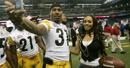 Wells Keeps Pluggin' Away - CBS News