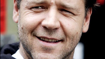 Russell Crowe In Trouble For Smoking - CBS News