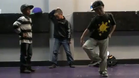 Amazing: 8-year-old kids "krump" dance (VIDEO) - CBS News