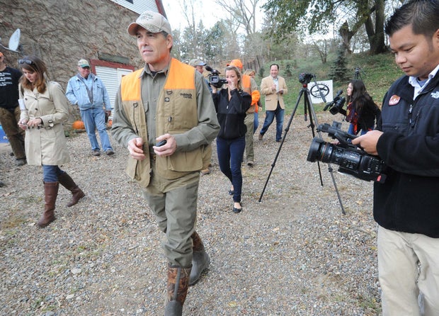 Rick Perry launches ads in Iowa, hires GOP top guns - CBS News