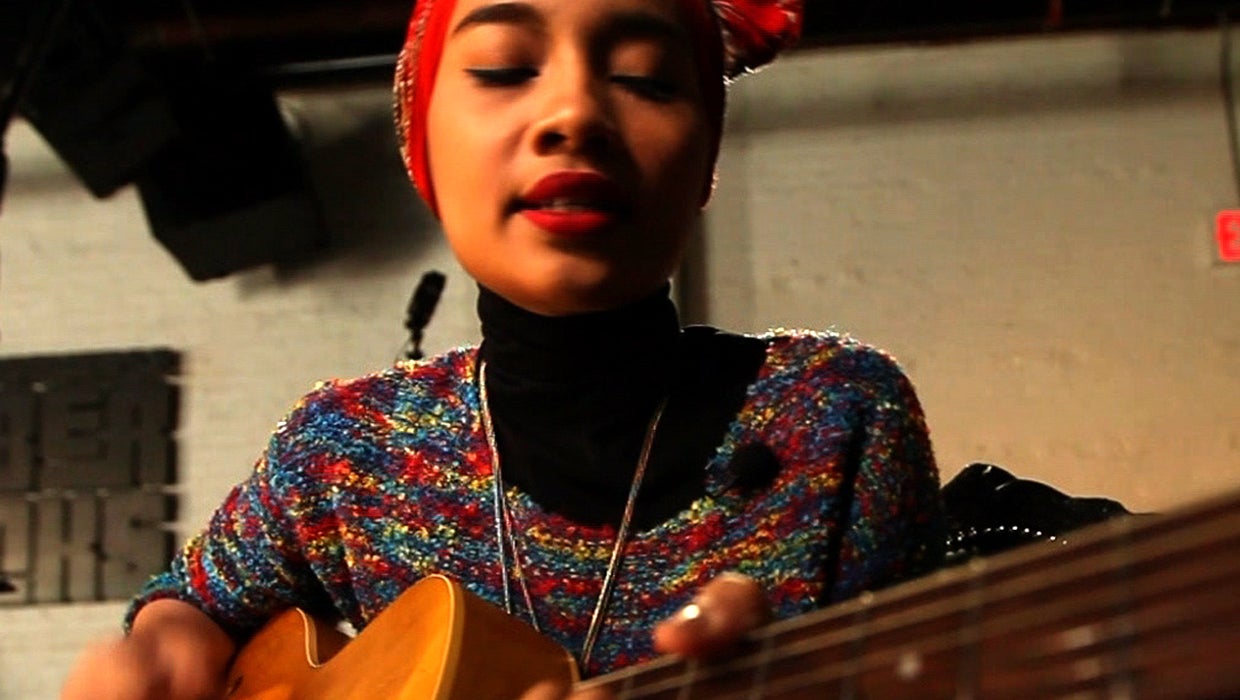 Malaysian Muslim singer Yuna making mark in U.S. - CBS News