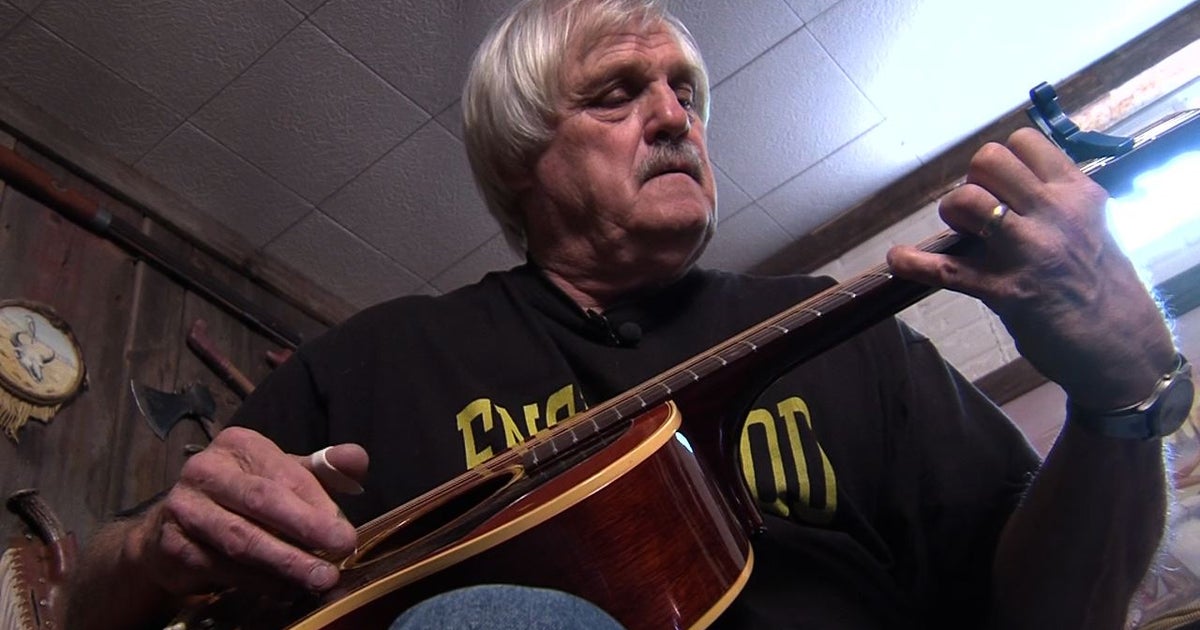 Wisconsin man reunited with guitar after 45 years - CBS News