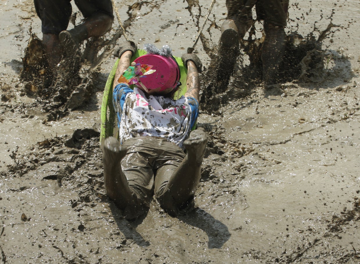 Japanese festival celebrates mud - CBS News