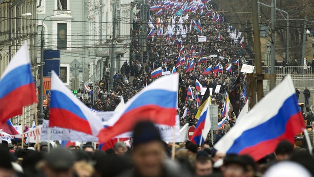 Thousands march in favor of Ukraine invasion in Moscow - CBS News