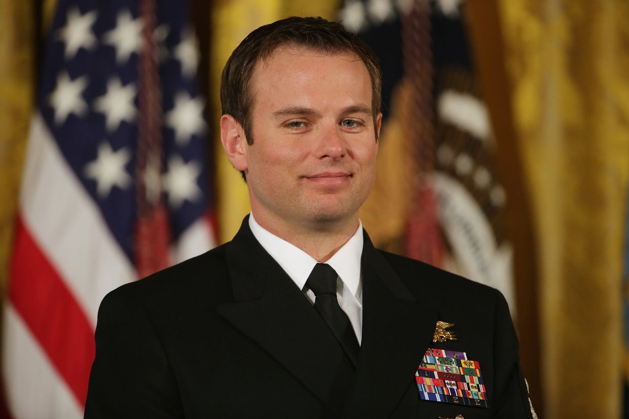 Navy SEAL receives Medal of Honor - CBS News