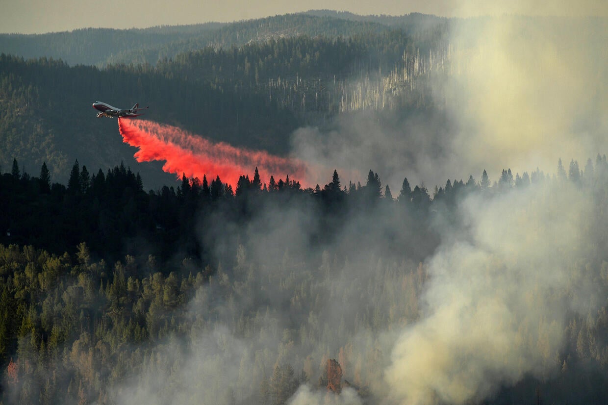 747 SuperTanker fights fire in U.S. for first time - CBS News