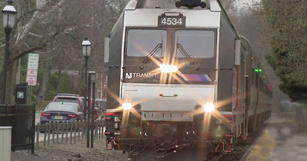Service disruptions continue on NJ TRANSIT - CBS New York