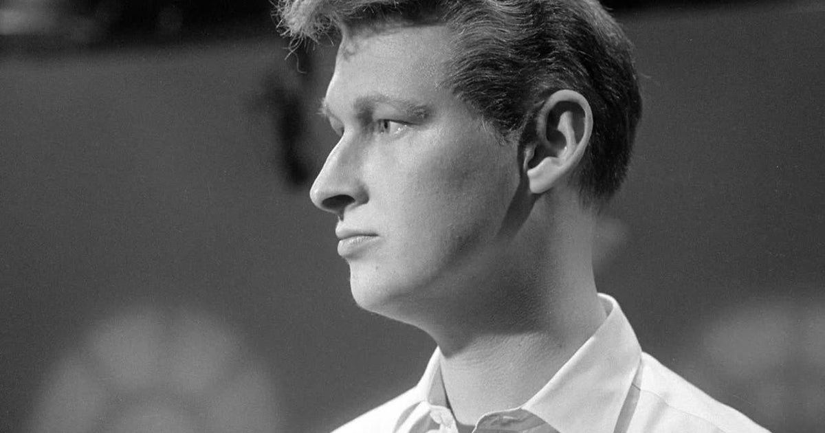 The improbable life of Mike Nichols - CBS News