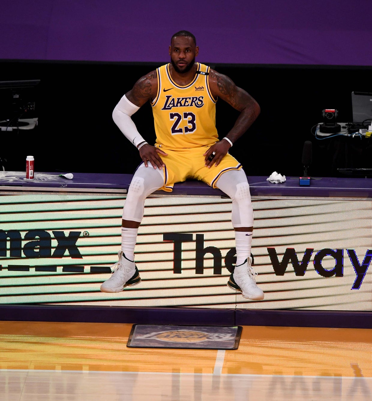 Report: LeBron Switching Jersey Number Back To No. 6 - CBS Los Angeles