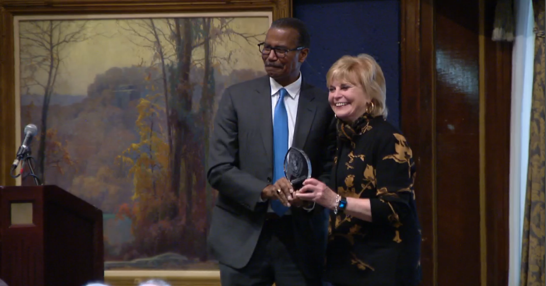 '60 Minutes' correspondent Bill Whitaker gets Distinguished Journalist ...